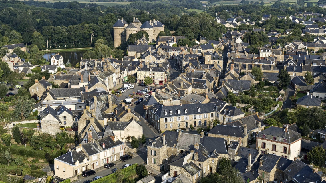 Village 13 : Lassay-les-Châteaux / Pays de la Loire | FranceTvPro.fr