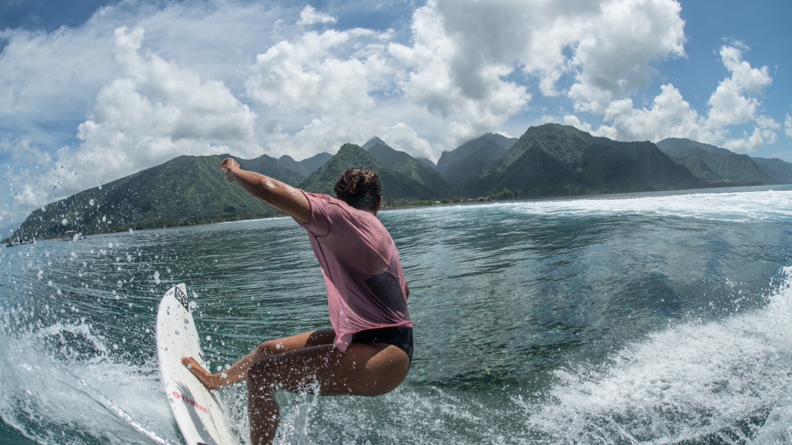 De mer en filles : le surf polynésien au féminin | FranceTvPro.fr