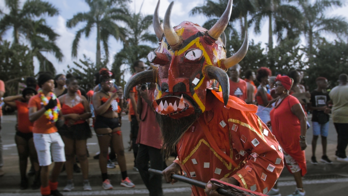 Tout en Doc : Papa Djab, la face cachée du masque | FranceTvPro.fr