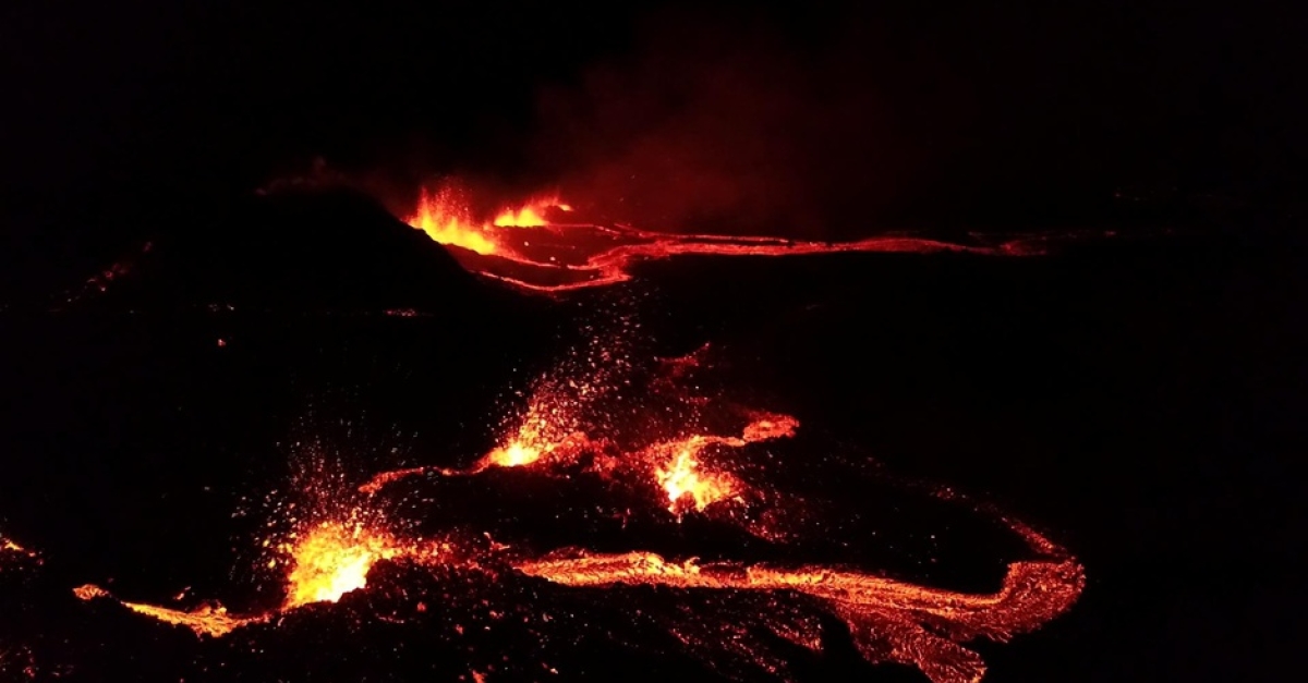 RÉUNION LE VOLCAN ROUGE | FranceTvPro.fr