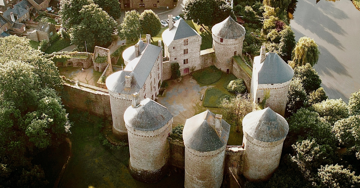 Village 13 : Lassay-les-Châteaux / Pays de la Loire | FranceTvPro.fr