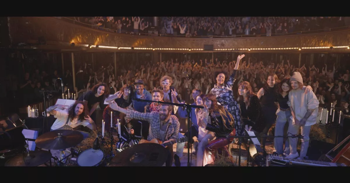 Waxx en concert aux Folies Bergère ! | FranceTvPro.fr