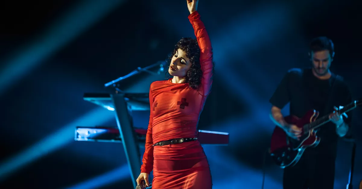 Barbara Pravi fait vibrer le plateau de « Basique, le concert ...